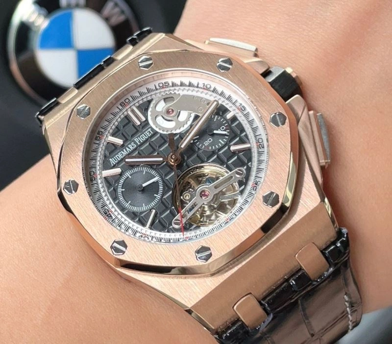 Indistinguishable AP Watches