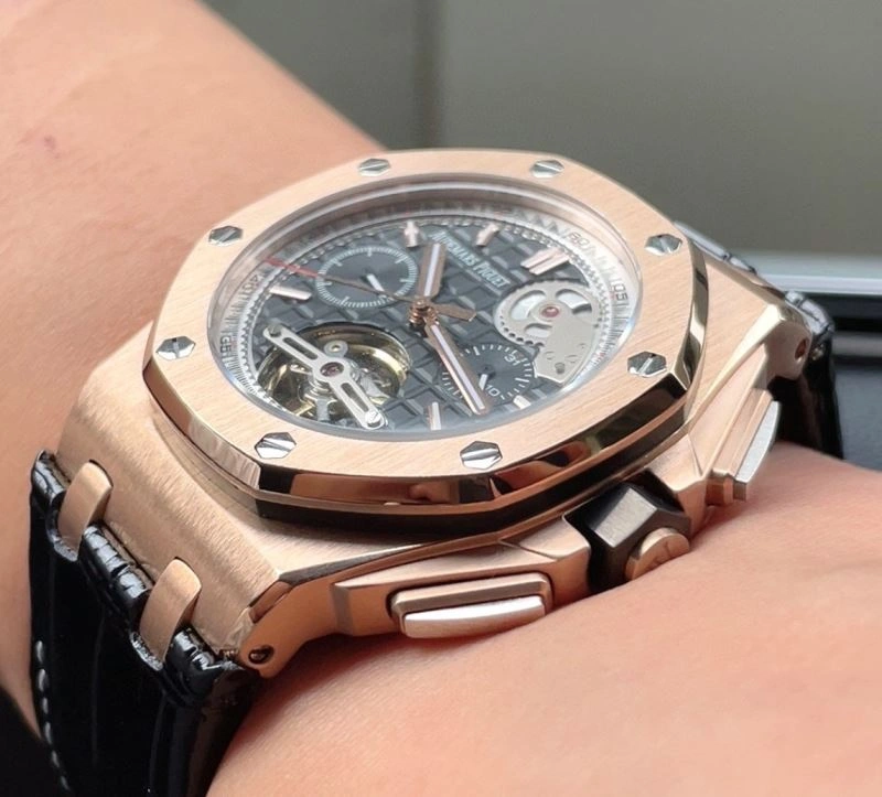 Indistinguishable AP Watches
