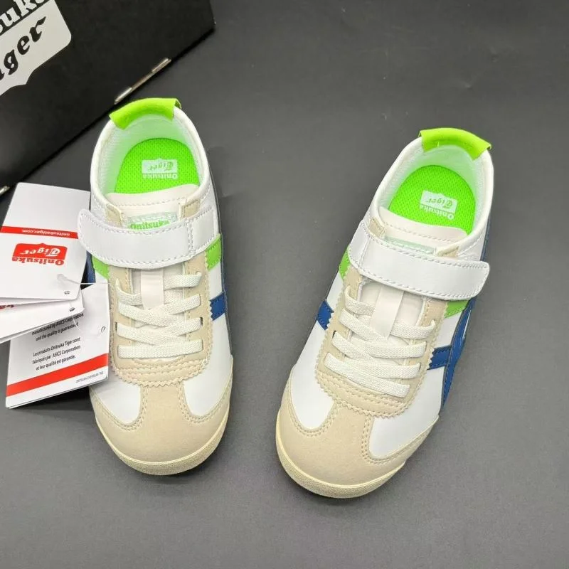 Accurate model ASICS SHOES