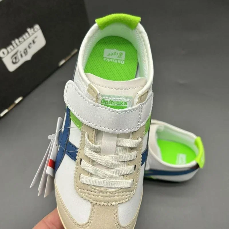 Accurate model ASICS SHOES
