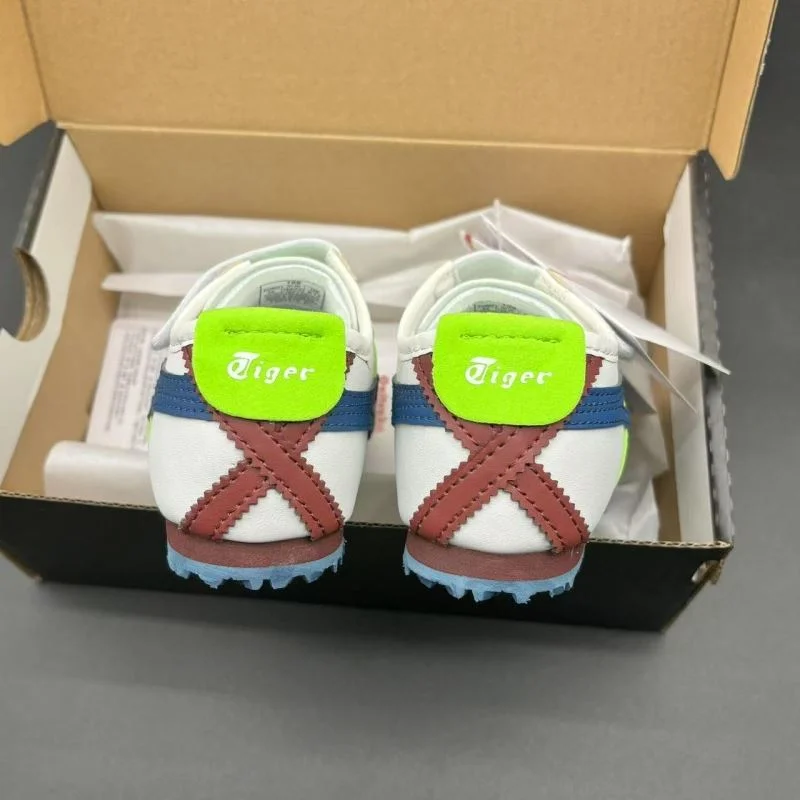 Accurate model ASICS SHOES
