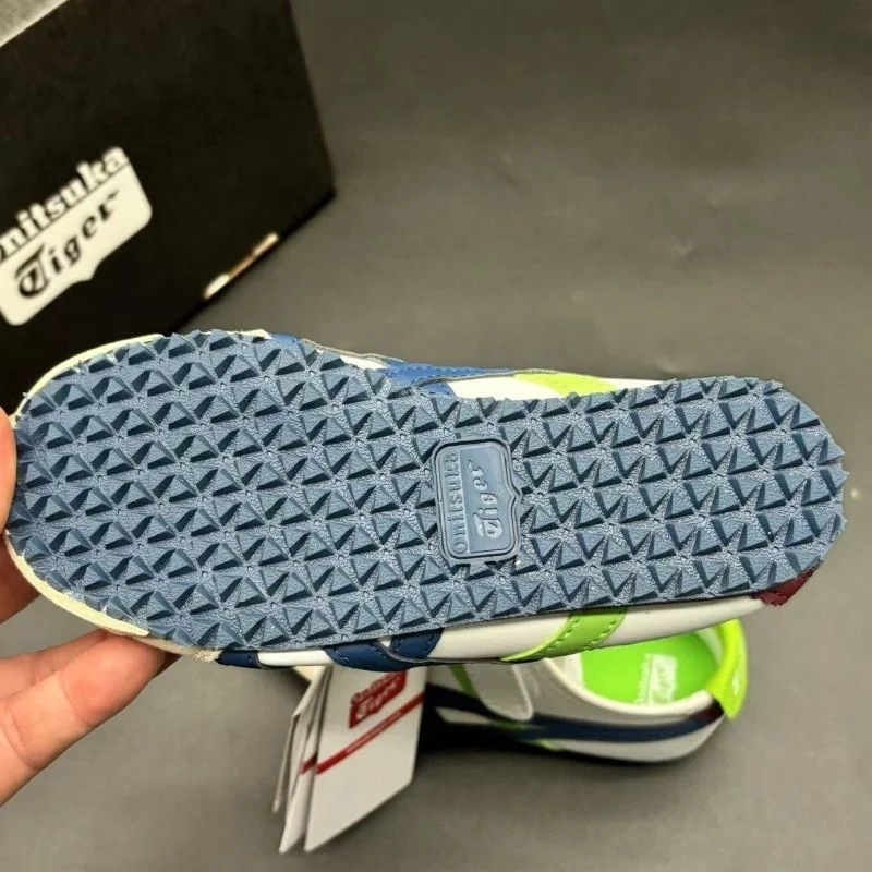 Accurate model ASICS SHOES