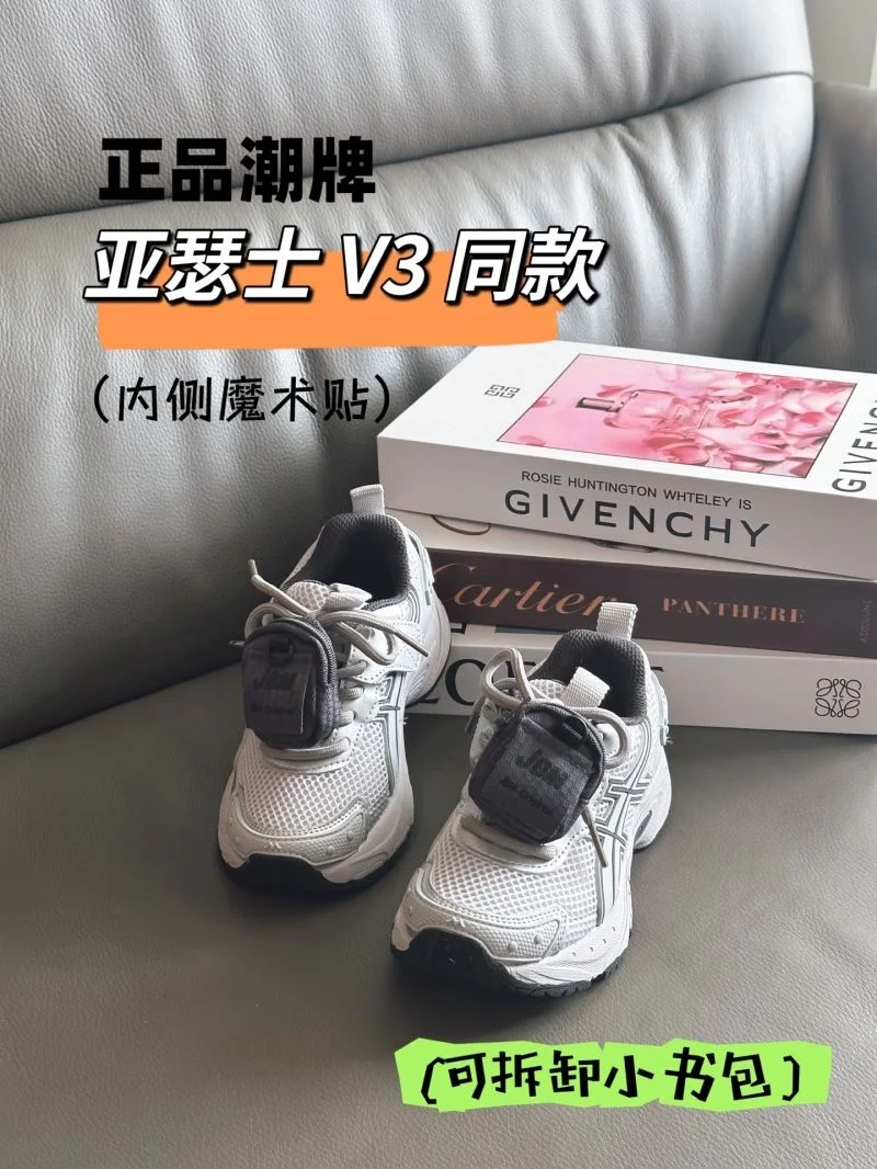 Indistinguishable ASICS SHOES
