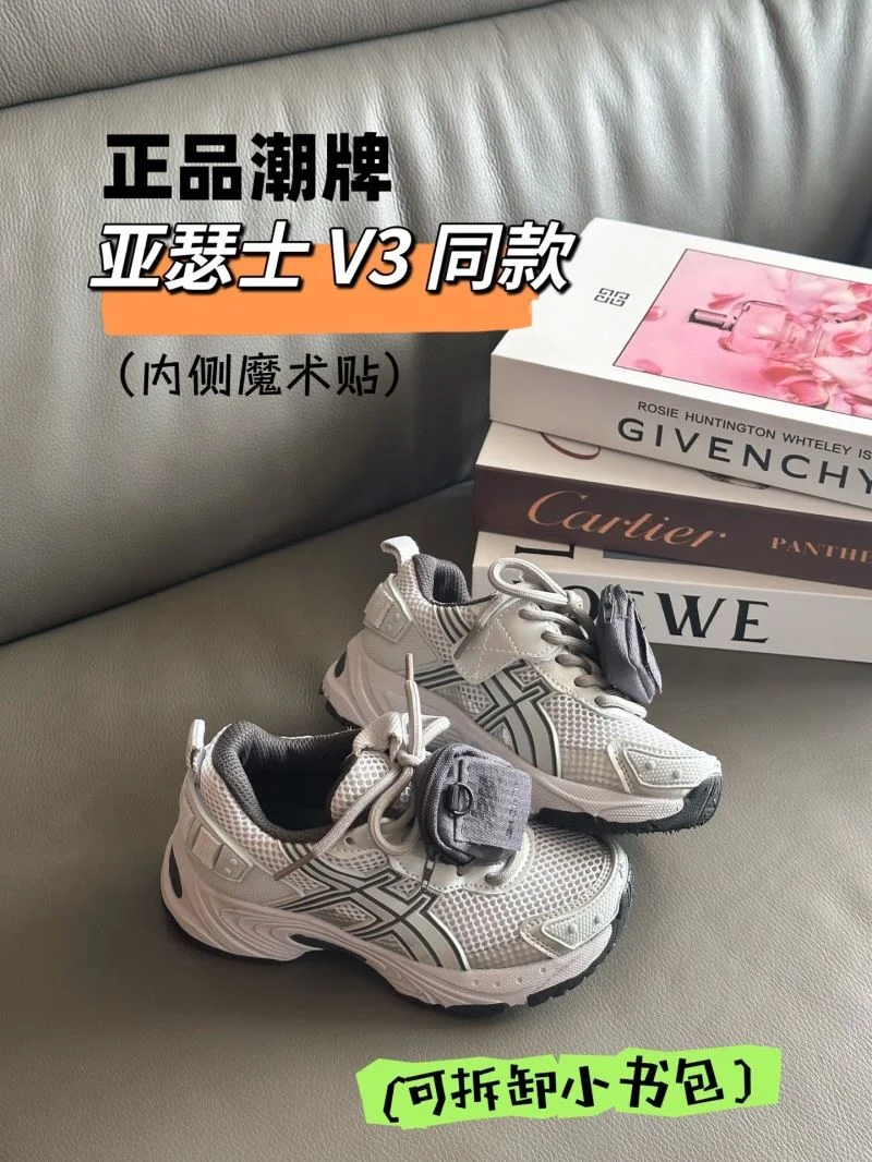 Indistinguishable ASICS SHOES