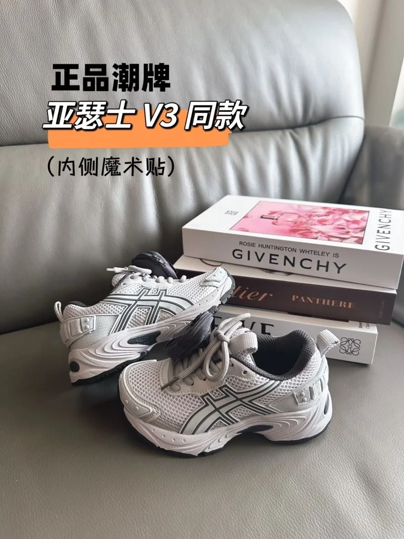 Indistinguishable ASICS SHOES