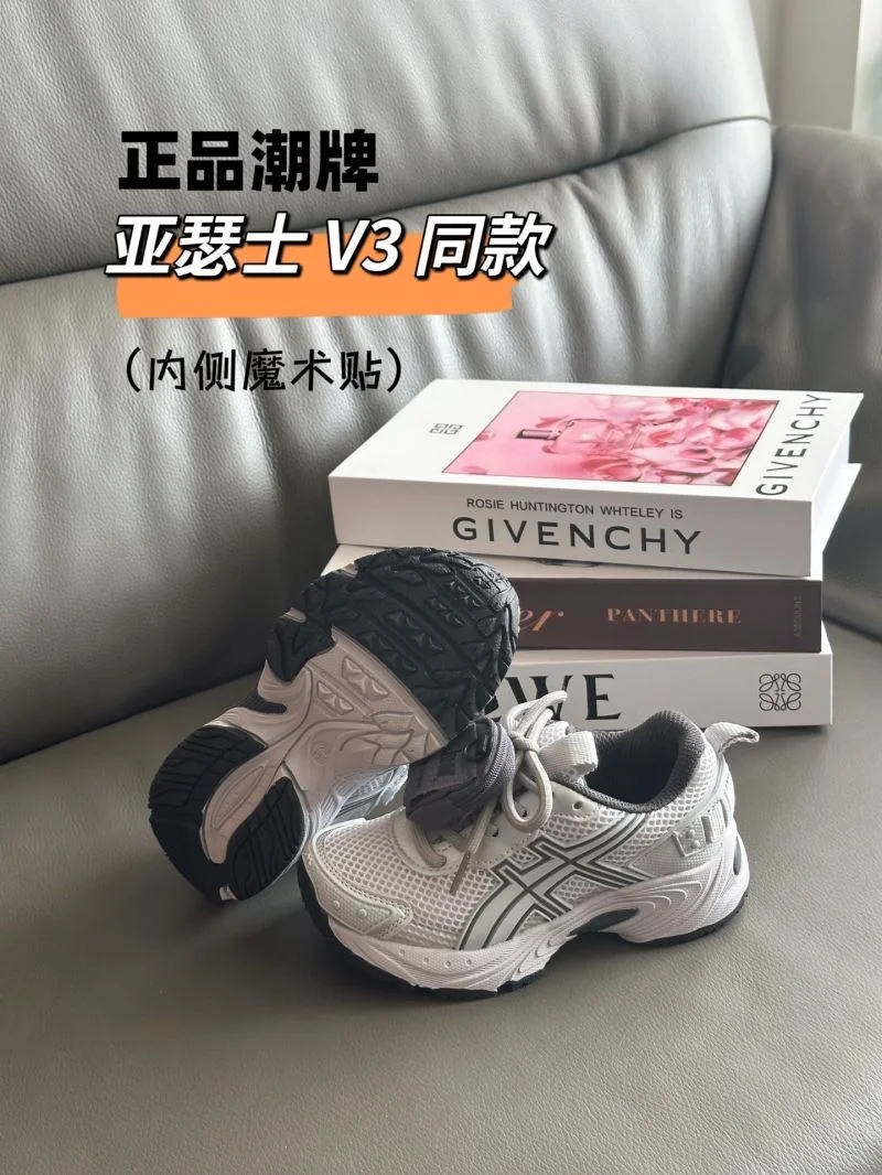 Indistinguishable ASICS SHOES