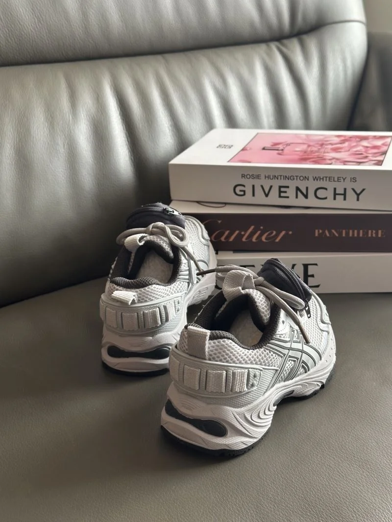 Indistinguishable ASICS SHOES