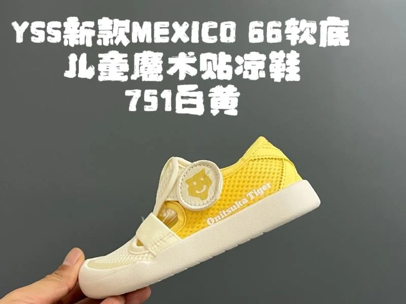 Accurate model ASICS SHOES
