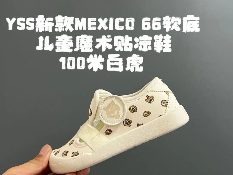 Accurate model ASICS SHOES