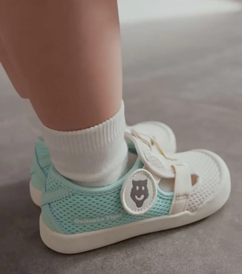 Accurate model ASICS SHOES