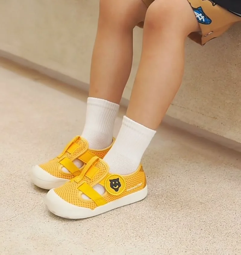 Accurate model ASICS SHOES