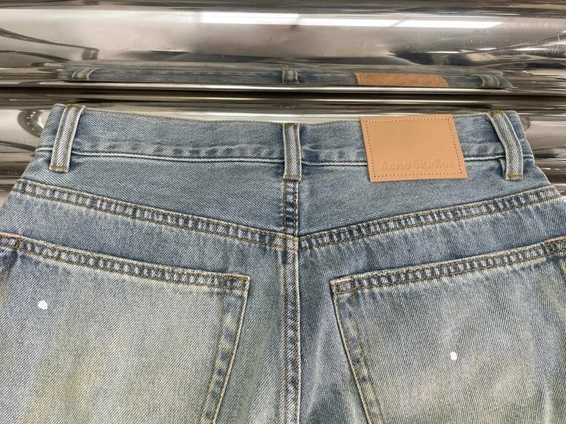 Accurate model Acne Jeans