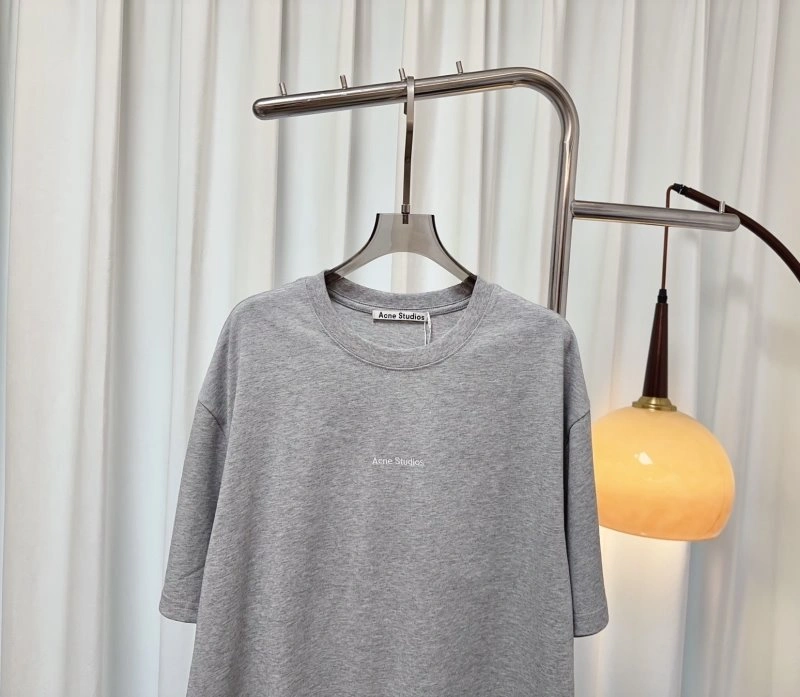 Accurate model Acne T-Shirts