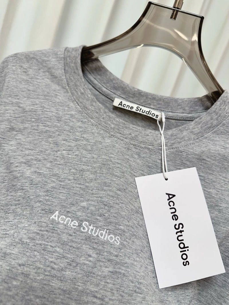 Accurate model Acne T-Shirts