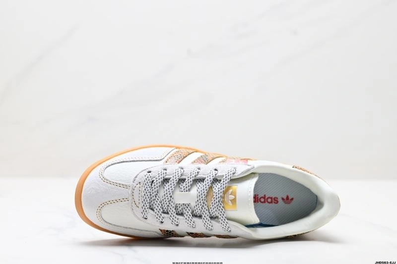 Top mirror Adidas Gazelle Shoes