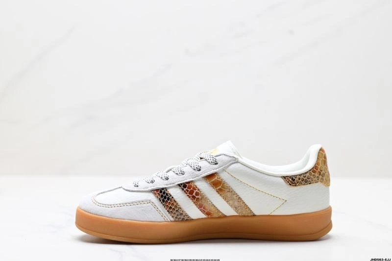 Top mirror Adidas Gazelle Shoes