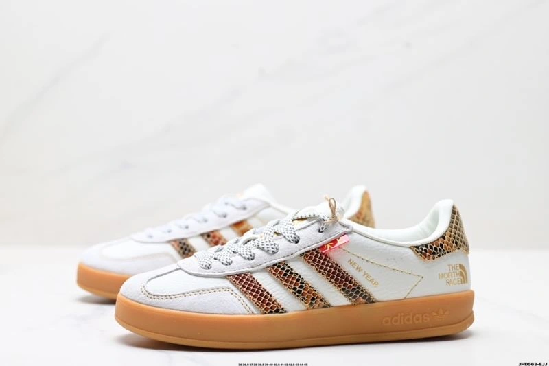 Top mirror Adidas Gazelle Shoes