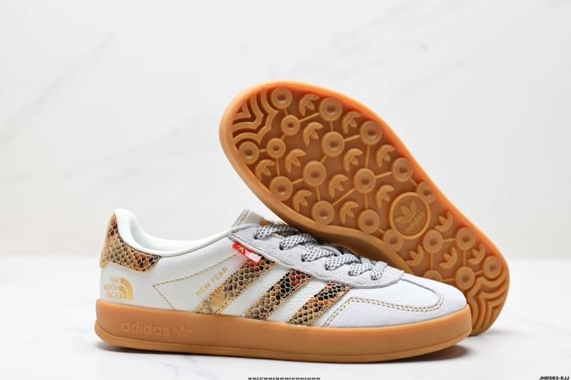 Top mirror Adidas Gazelle Shoes