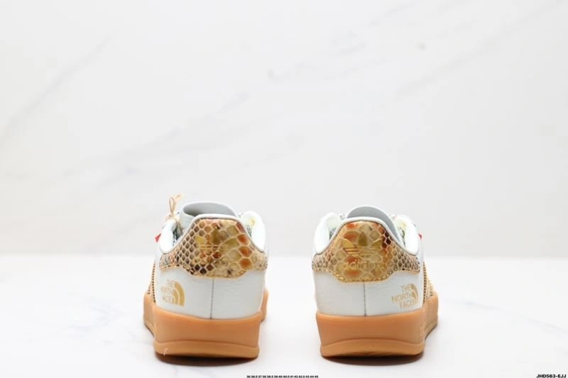 Top mirror Adidas Gazelle Shoes