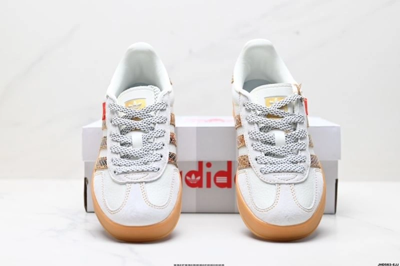 Top mirror Adidas Gazelle Shoes