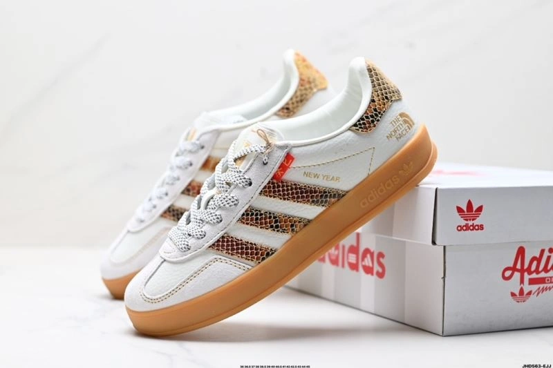 Top mirror Adidas Gazelle Shoes