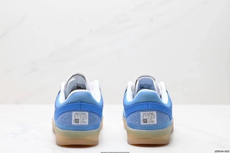 Top mirror Adidas Gazelle Shoes