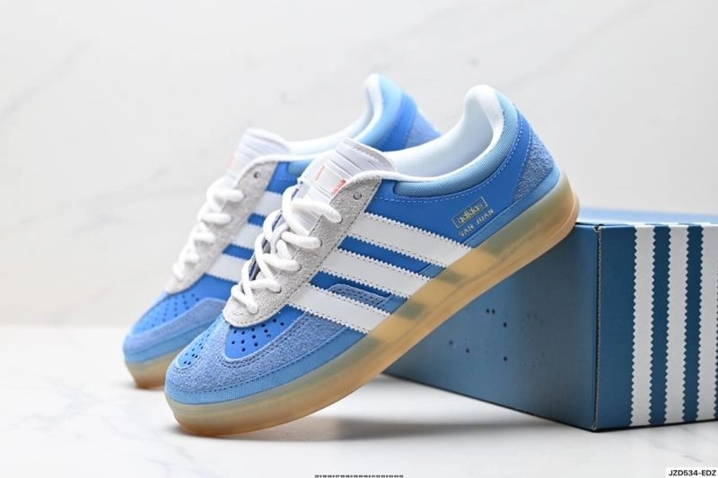 Top mirror Adidas Gazelle Shoes