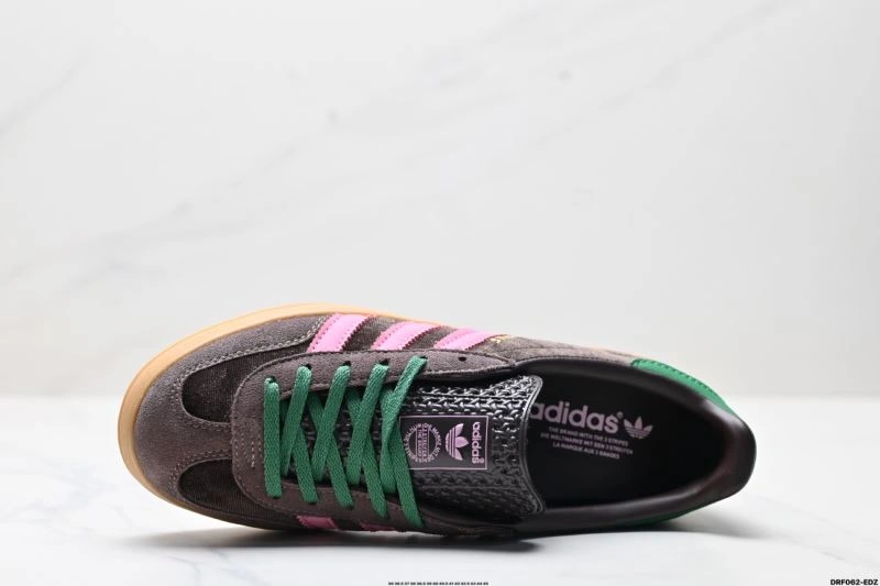 Top mirror Adidas Gazelle Shoes