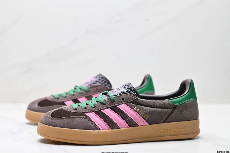 Top mirror Adidas Gazelle Shoes