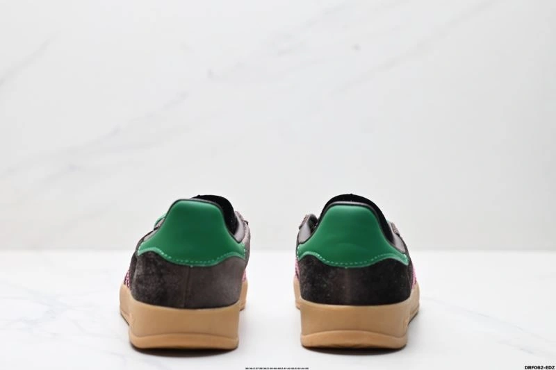 Top mirror Adidas Gazelle Shoes