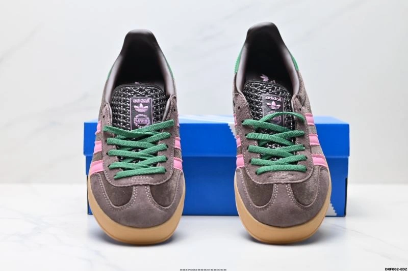 Top mirror Adidas Gazelle Shoes