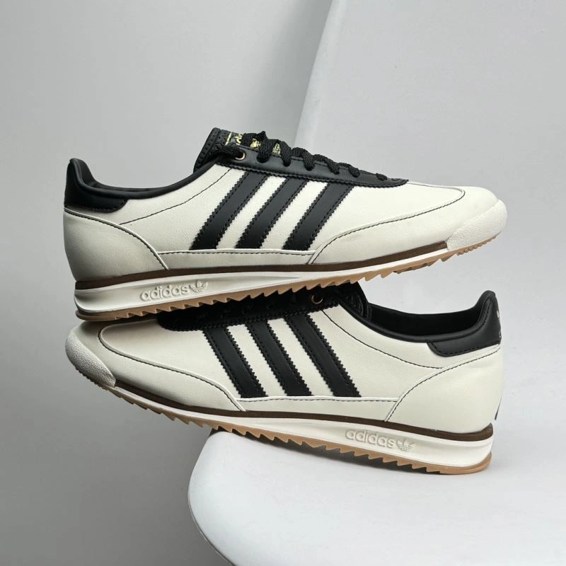 Top mirror Adidas SL Shoes