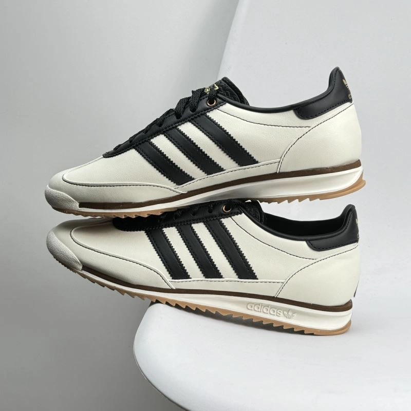 Top mirror Adidas SL Shoes