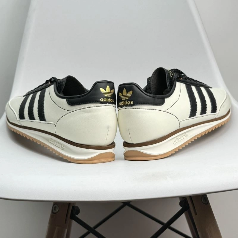 Top mirror Adidas SL Shoes