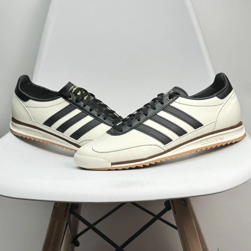 Top mirror Adidas SL Shoes