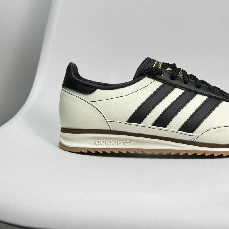 Top mirror Adidas SL Shoes
