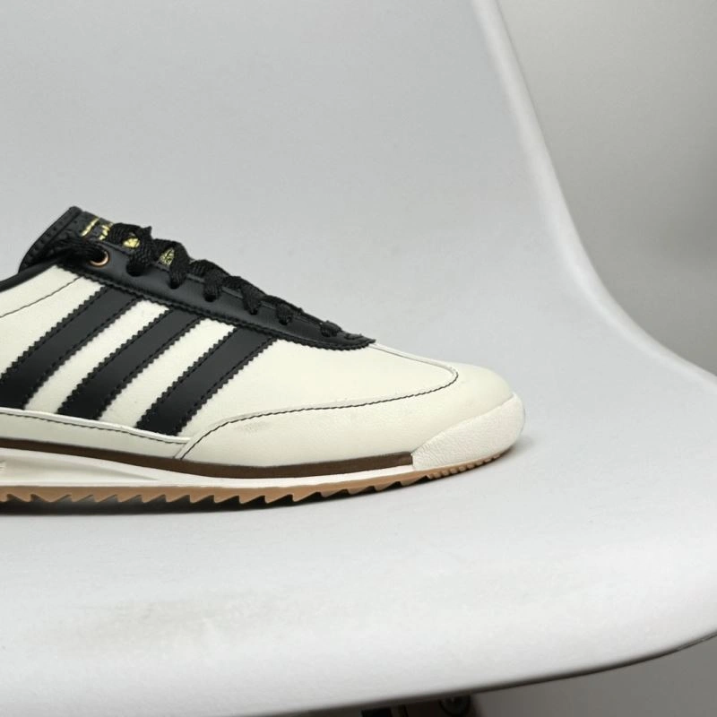 Top mirror Adidas SL Shoes