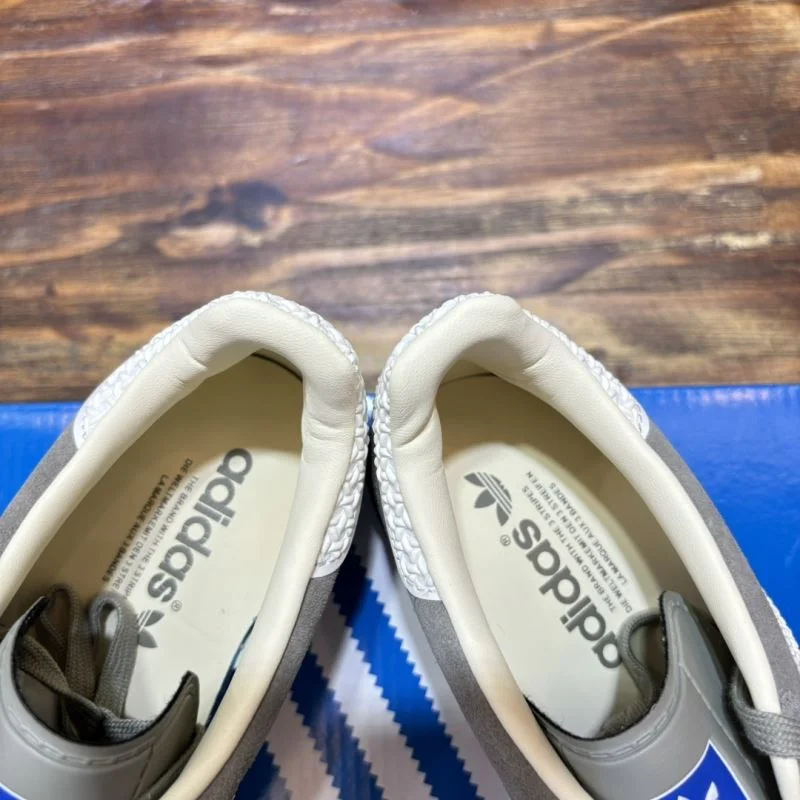 Low-cost Adidas Samba Shoes