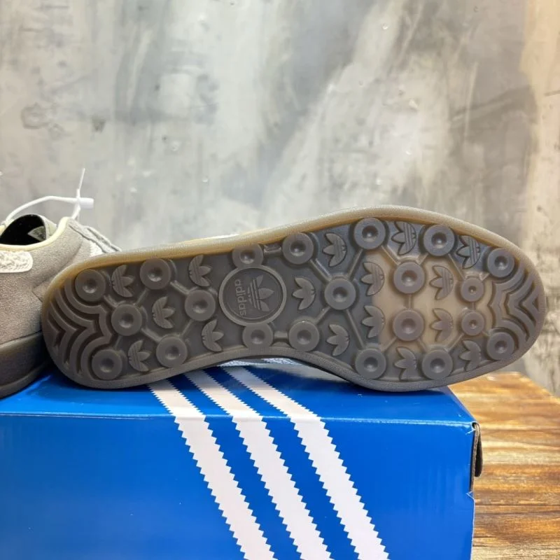 Low-cost Adidas Samba Shoes