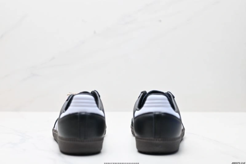 Top mirror Adidas Samba Shoes