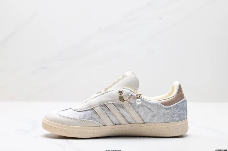 Low-cost Adidas Samba Shoes
