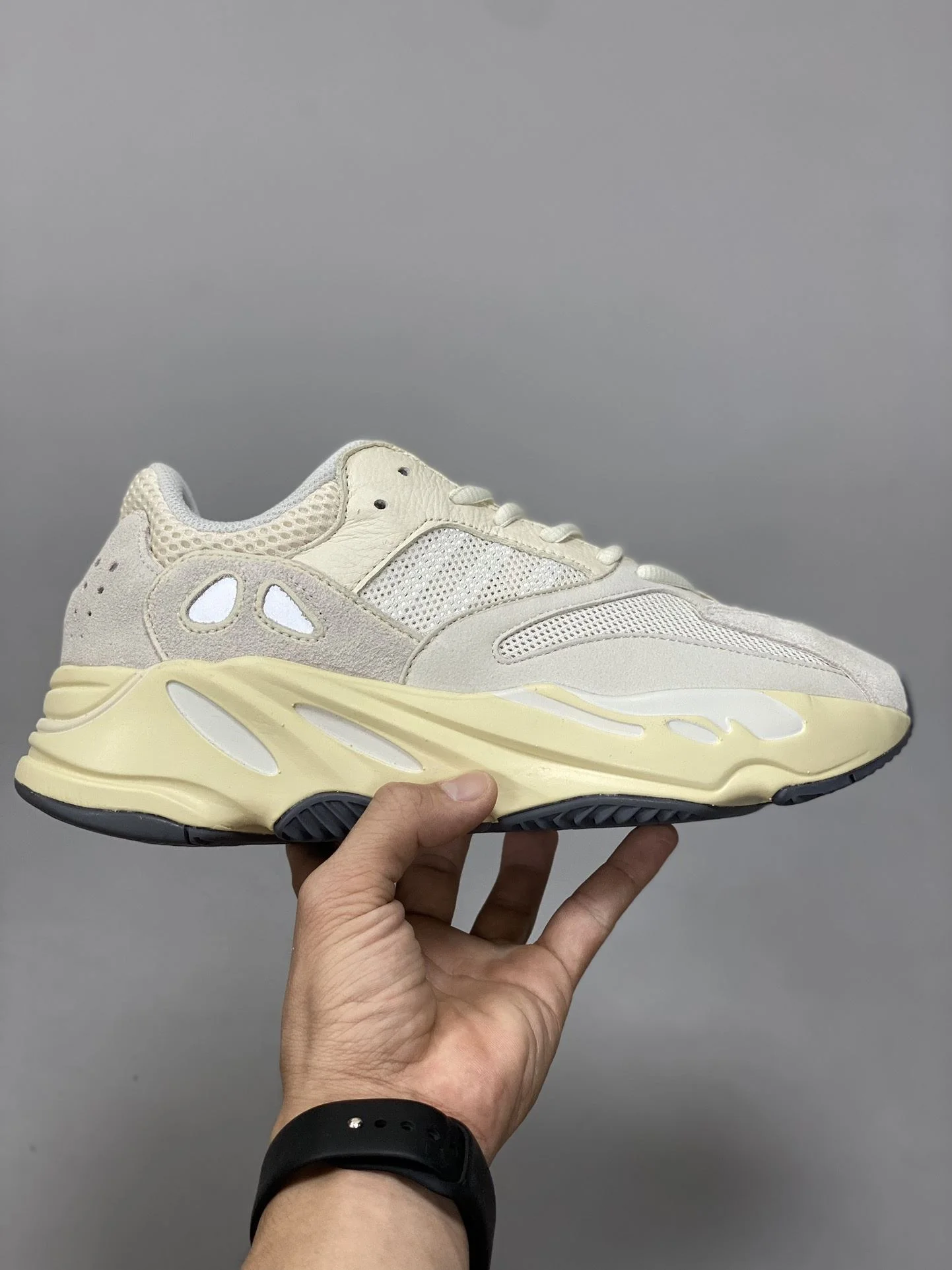 Accurate model Adidas Yeezy 700 Shoes