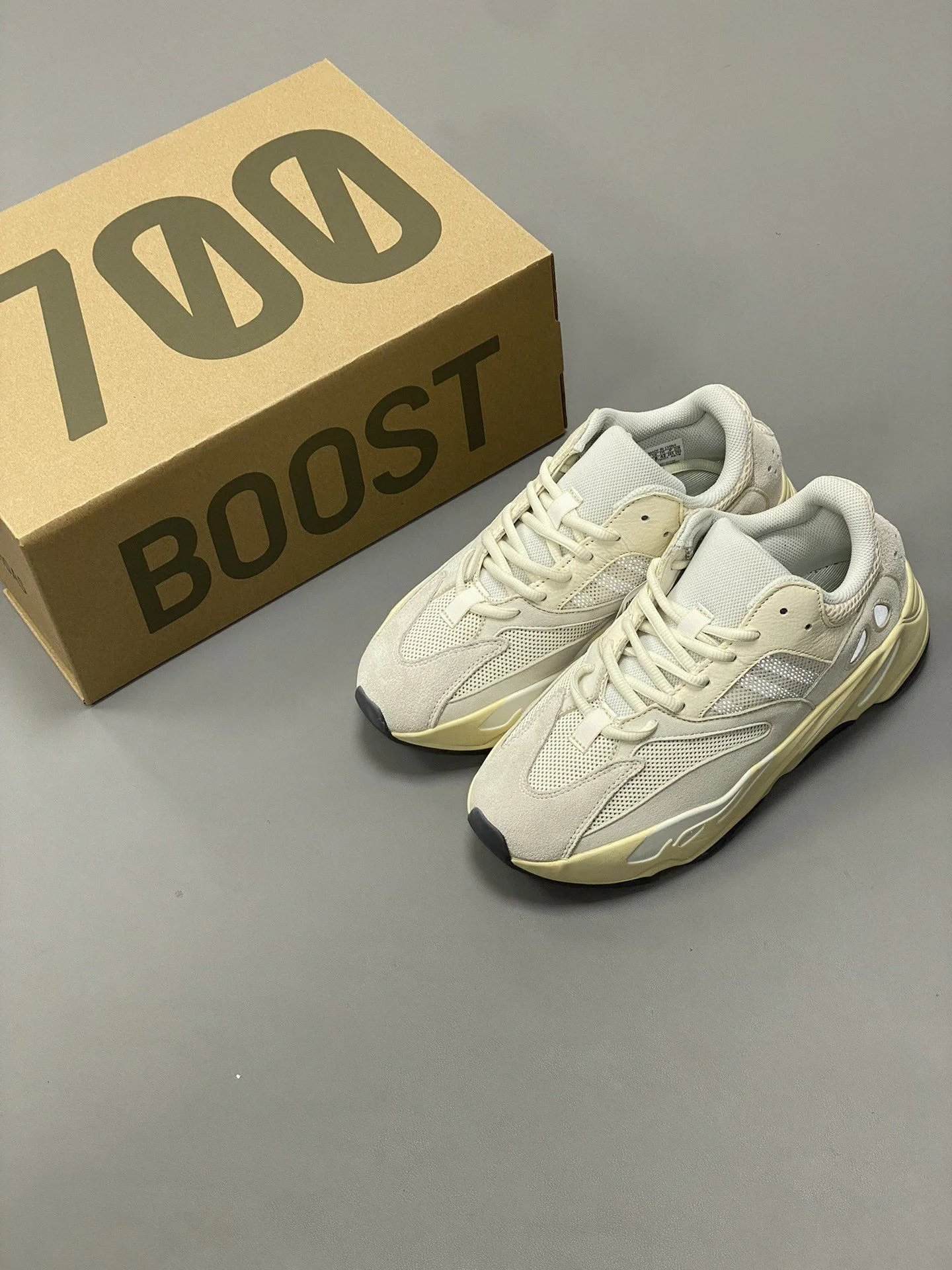 Accurate model Adidas Yeezy 700 Shoes