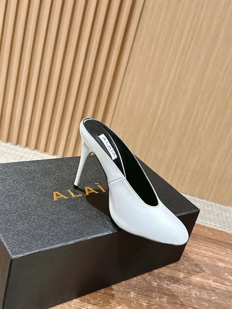 Low-cost Alaia Sandals