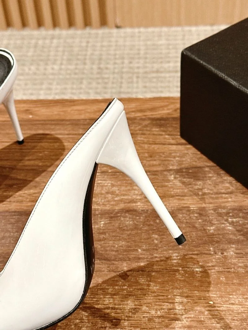 Low-cost Alaia Sandals