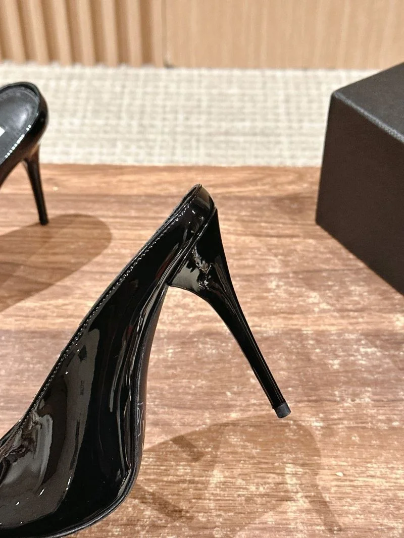 Bargain Alaia Sandals