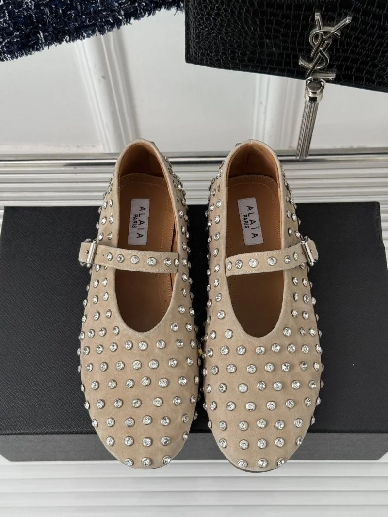 Accurate model Alaia Shoes