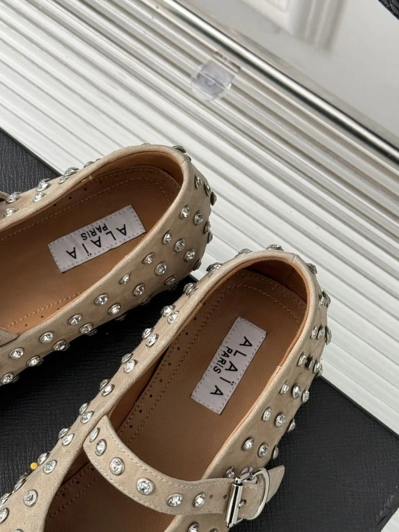 Accurate model Alaia Shoes