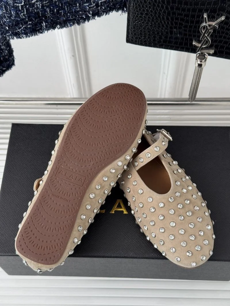 Accurate model Alaia Shoes