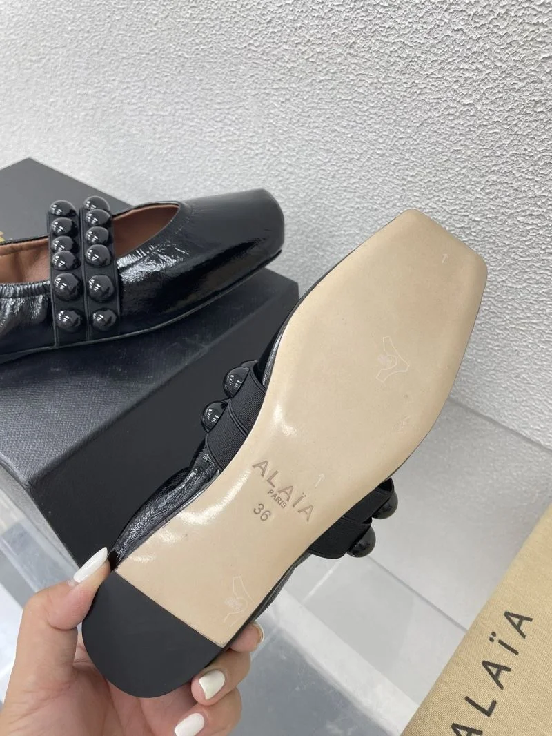 Accurate model Alaia Shoes